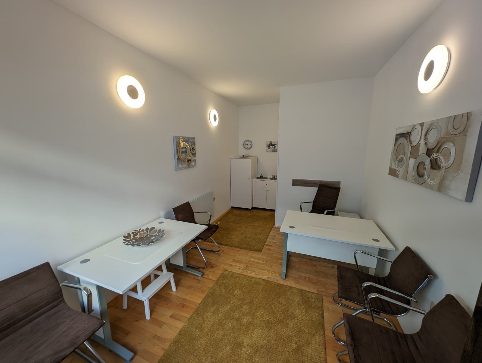 Novouređeni ured u centru, 16m2 (iznajmljivanje)