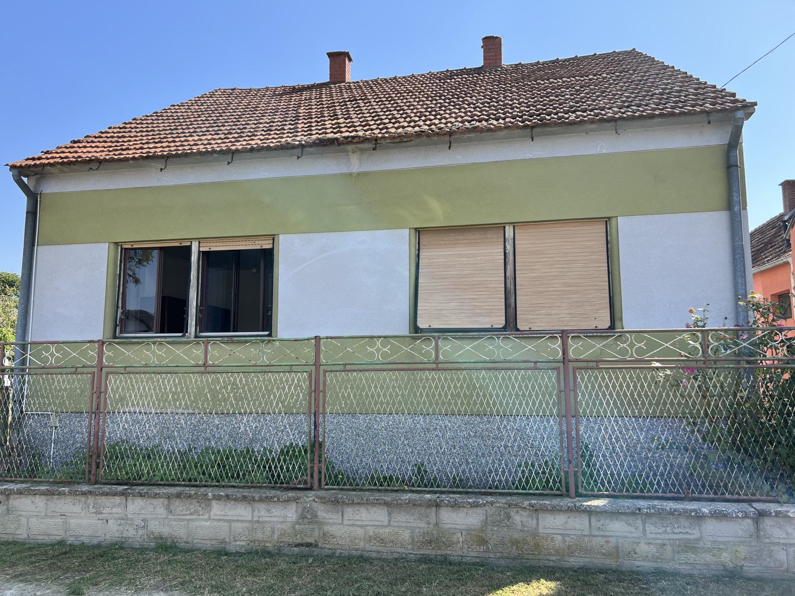 Obiteljska kuća, gospodarske zgrade i oranica: Gundinci (prodaja)