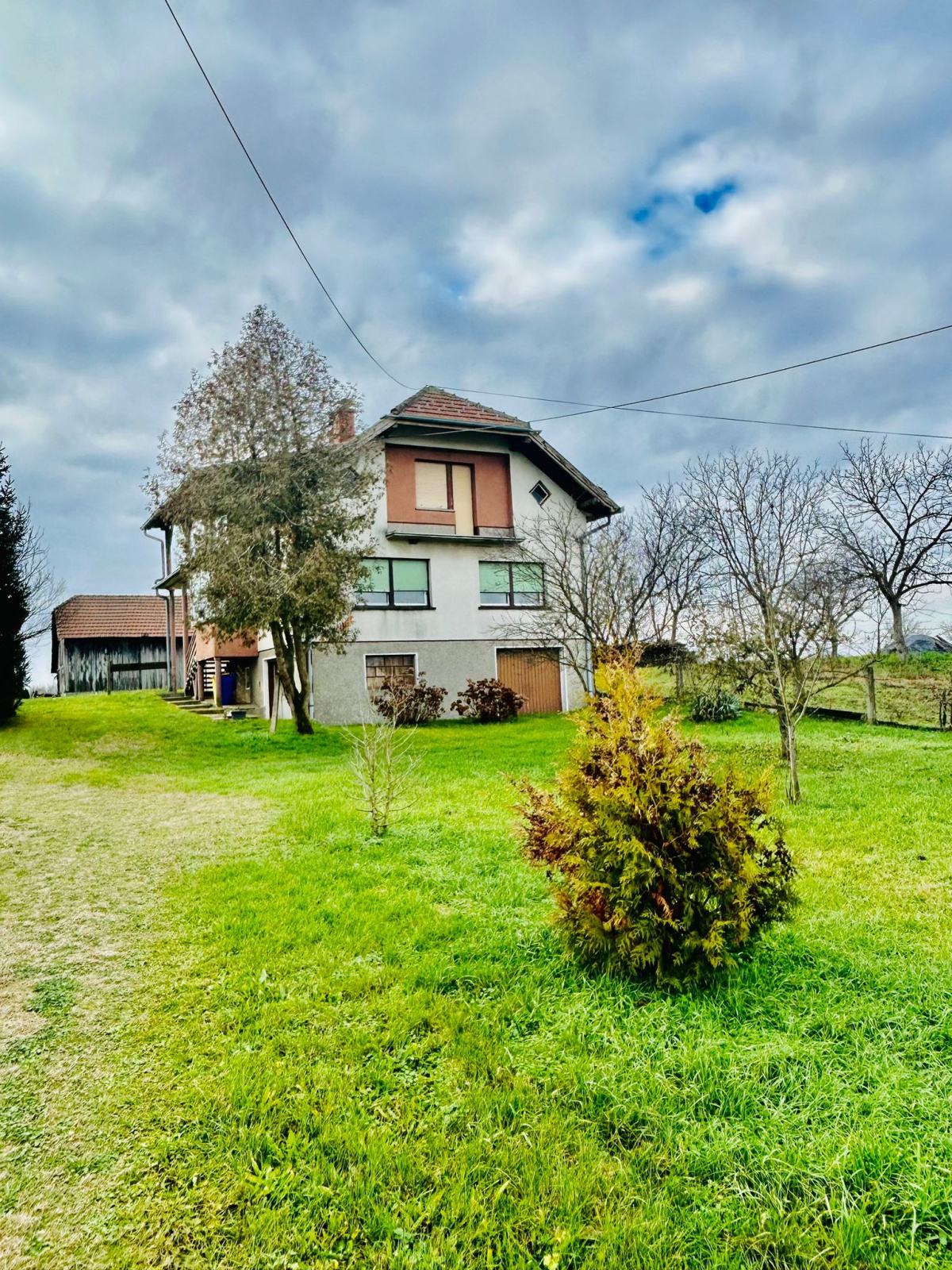 OBITELJSKA KUĆA - KATNICA, SIGETEC, IVANA BERUTE (prodaja)