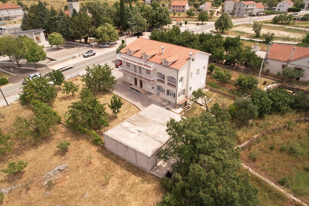 Kuća s okućnicom centar Cista Provo, 600 m2+1200m2 okućnica (prodaja)