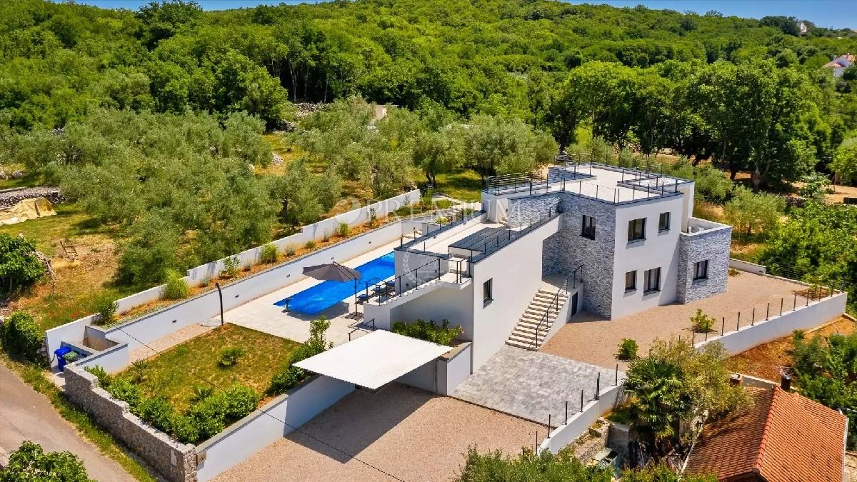 Okolica grada Krka, na prodaju moderna kuća s tradicionalnim elementim (prodaja)