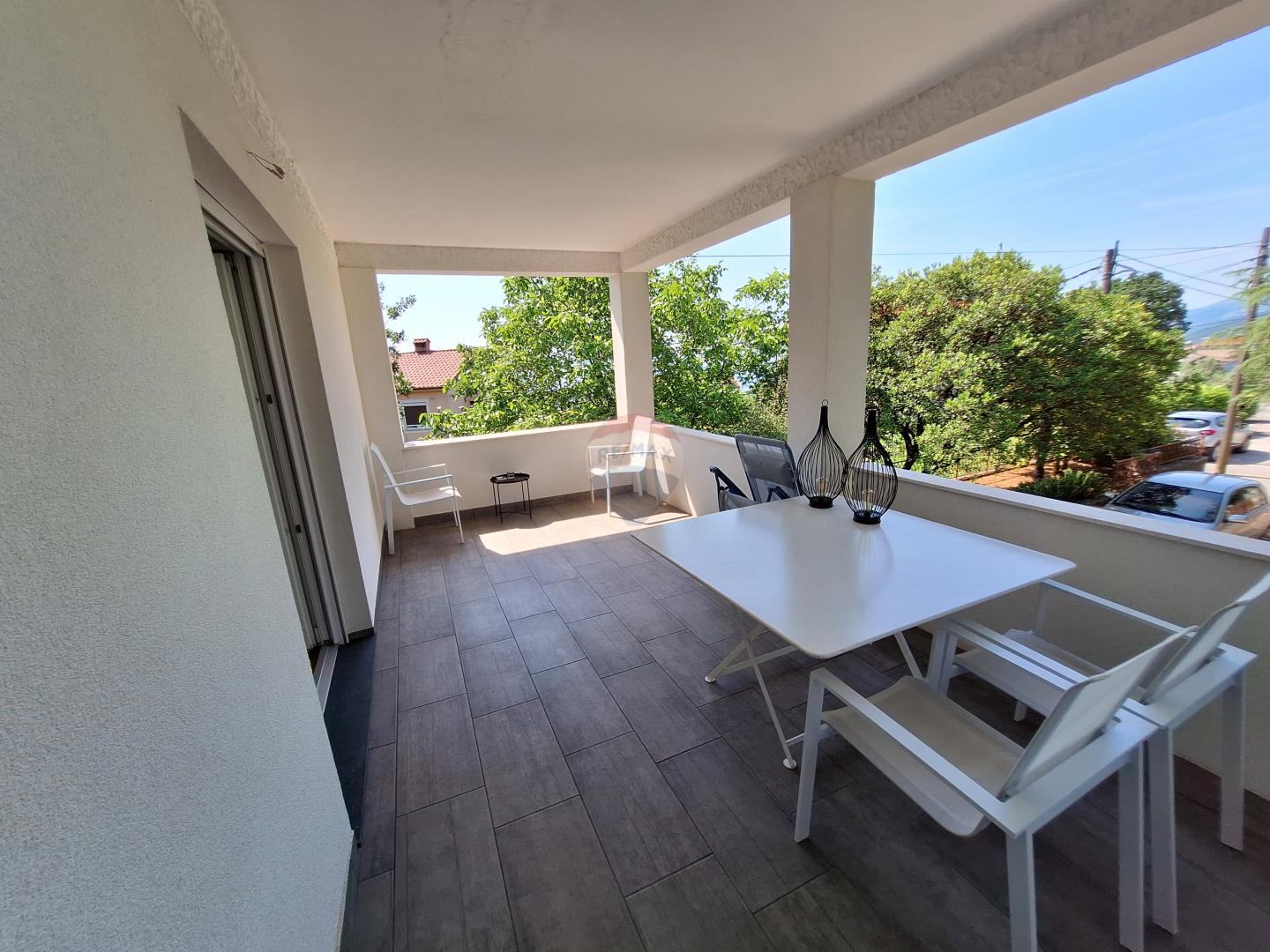 Opatija, Matulji - samostojeća kuća s dva stana (prodaja)