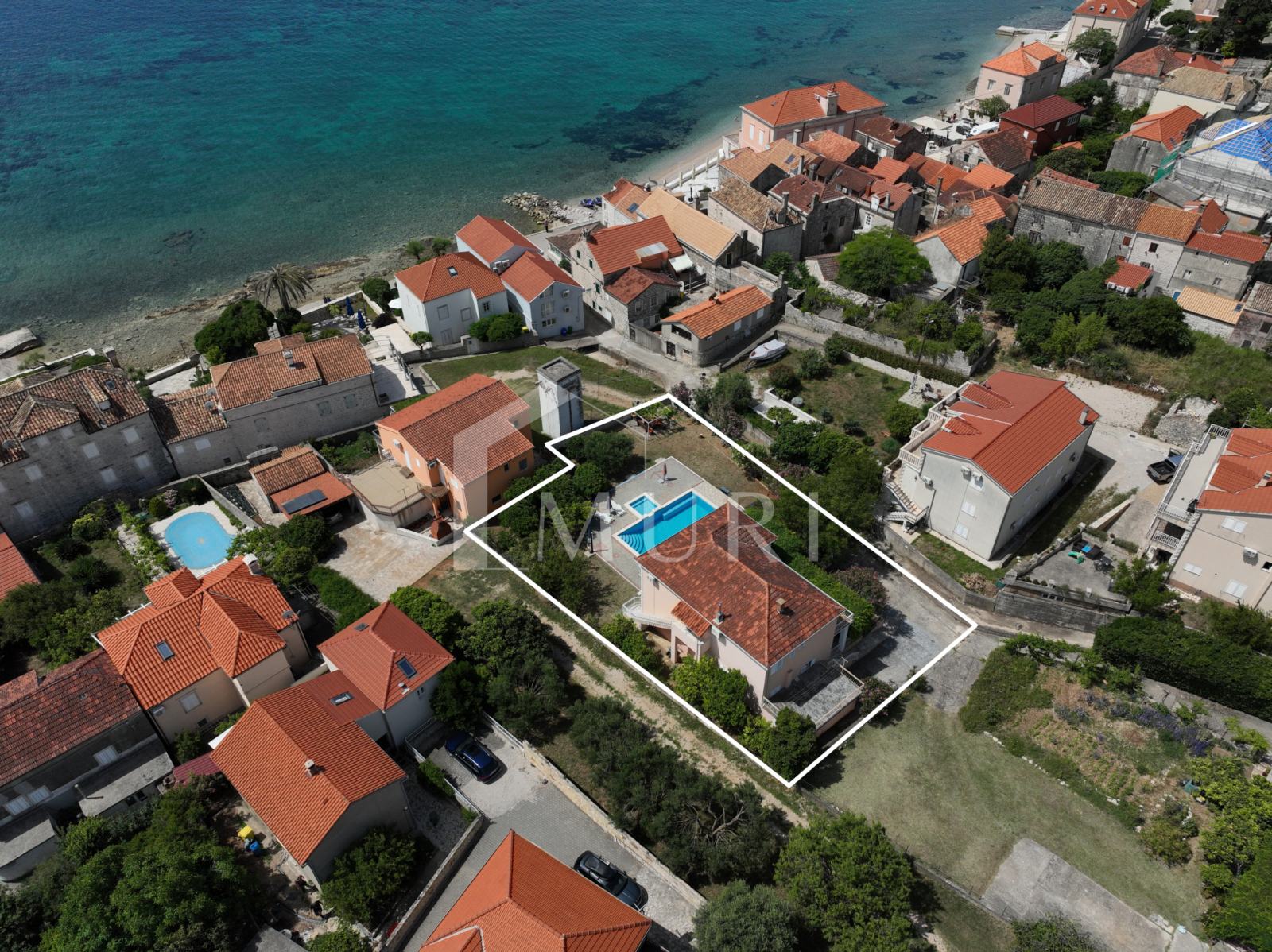 OREBIĆ – Prostrana vila s bazenom u blizini mora (270m2) (prodaja)