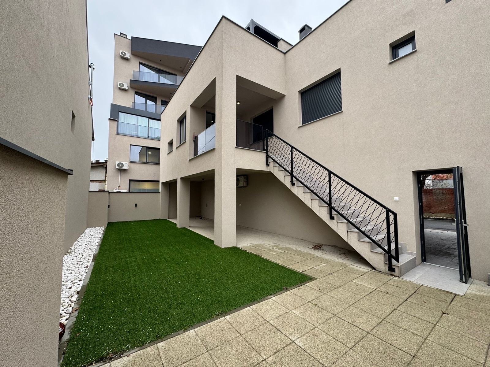 Osijek, Ilirska, trosobni stan sa vrtom i garažom (prodaja)
