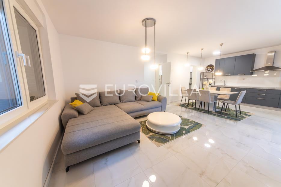 Osijek, Retfala, divan trosoban stan NKP 90m2 s vlastitim vrtom ...