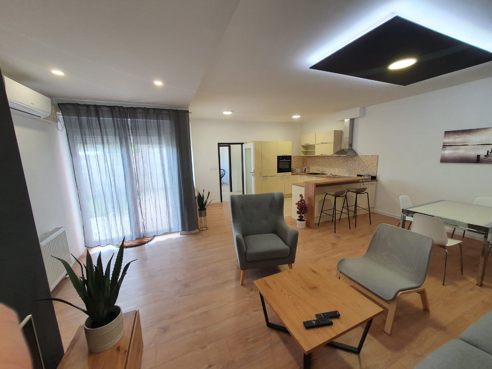 Osijek, Retfala, ekskluzivan trosoban stan s dvorištem i dva parkinga ...