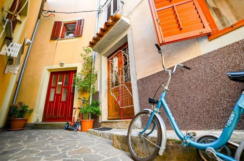 OTOK CRES,GRAD CRES - Renoviran stan u prizemlju (prodaja)