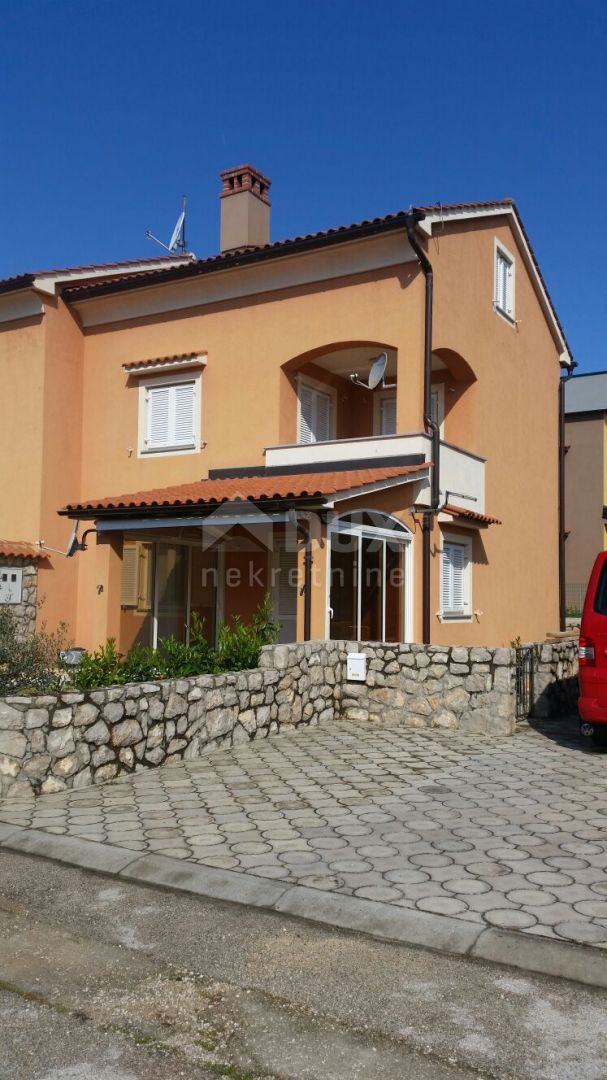 Otok Krk, Grad Krk - Trosobni dvoetažni stan sa vrtom (prodaja)