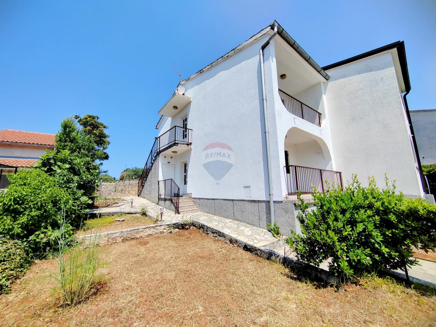 OTOK KRK-okolica grada Krka dvojna kuća sa dva apartmana (prodaja)