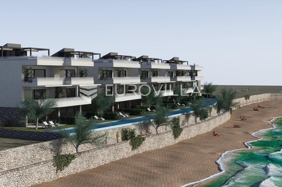 Otok Pag, plaža Perilo, trosoban stan u luksuznoj novogradnji PRVI RED (prodaja)