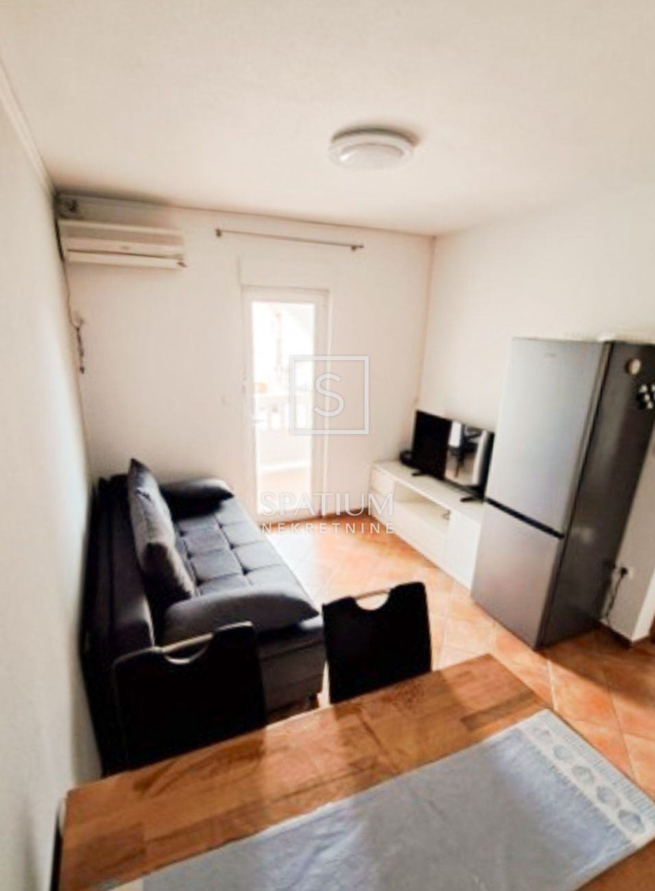 OTOK RAB, BARBAT, STAN S PARKINGOM BLIZU MORA (prodaja)