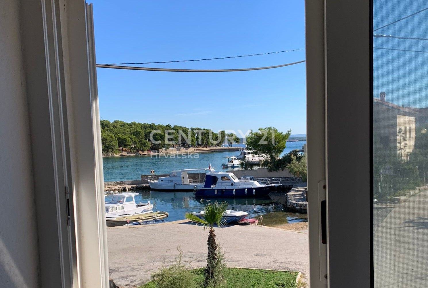 OTOK UGLJAN, KUKLJICA: KUĆA U SAMOM CENTRU (prodaja)