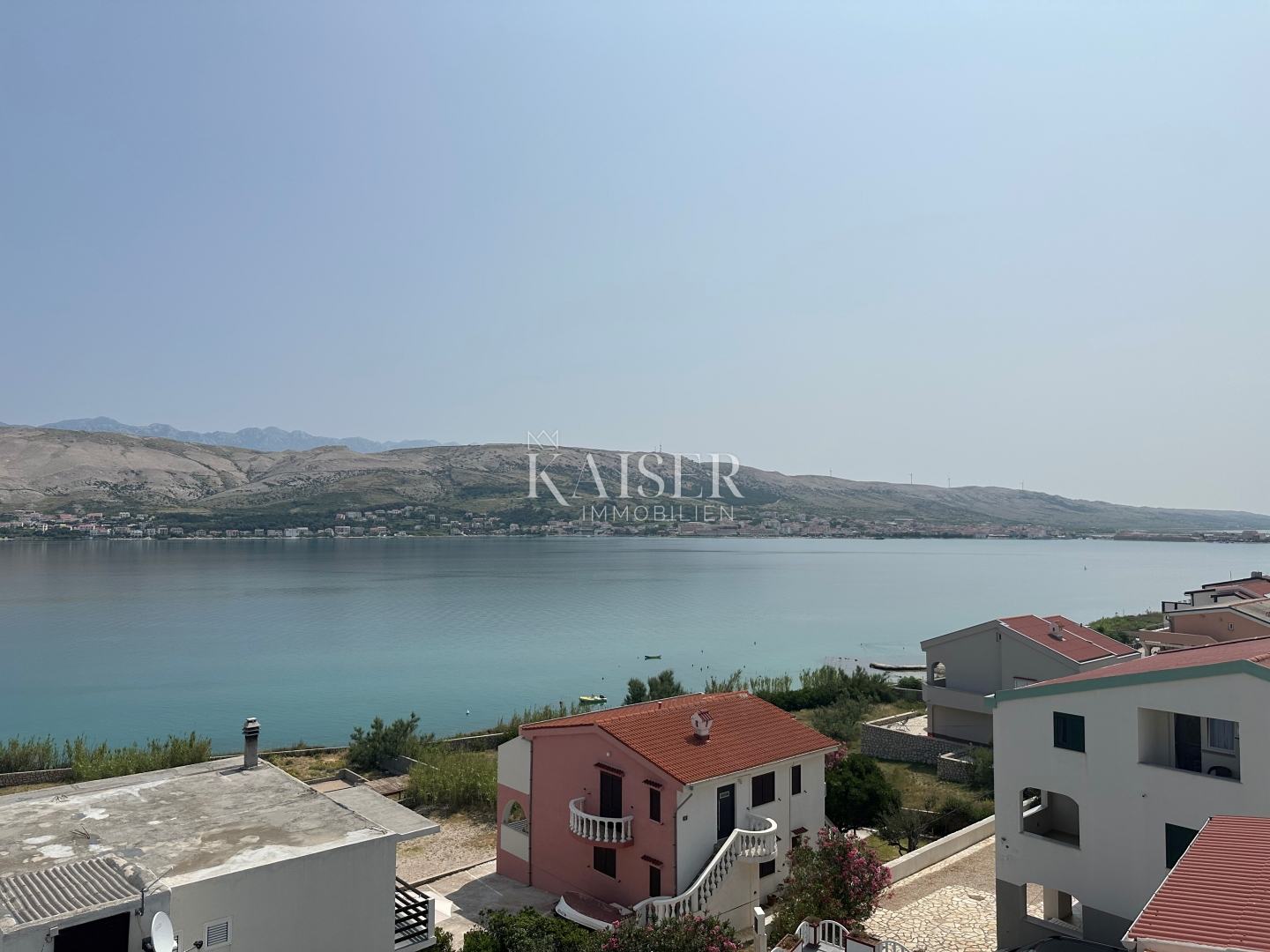 Pag - Dvosoban stan sa pogledom na more, 70 m od plaže (prodaja)