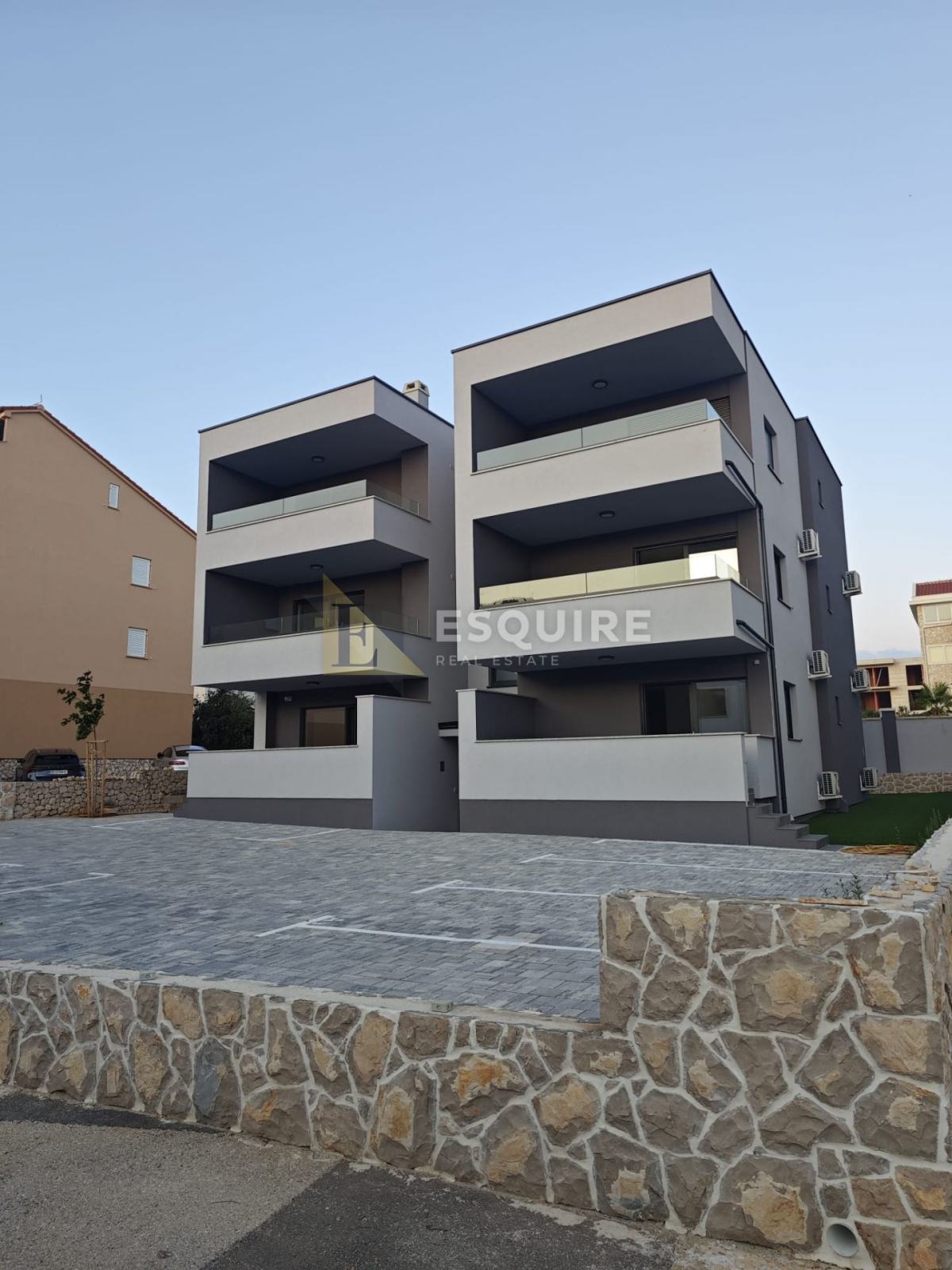 PAG - NOVALJA Dvosoban stan s pogledom na more (prodaja)