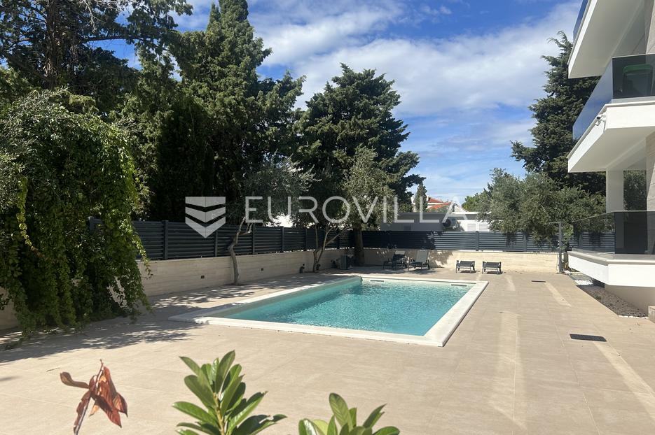 Pag, Novalja, novouređeni dvosoban stan s pogedom na more (prodaja)