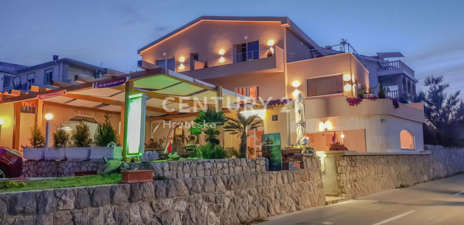 PAG: Villa s restoranom,teretanom, stanom i sobama za najam, 50 m od m ...