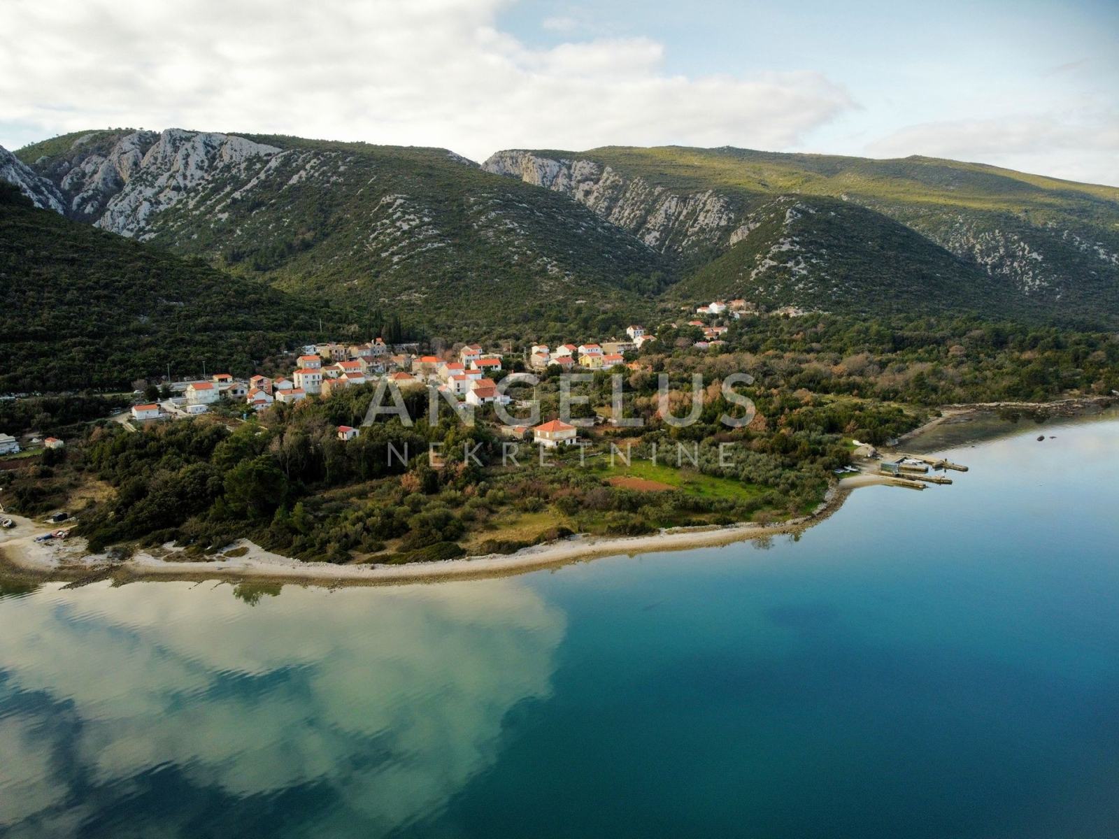 Pelješac, Duba Stonska, prizemlje kuće na moru s velikom okućnicom od ...