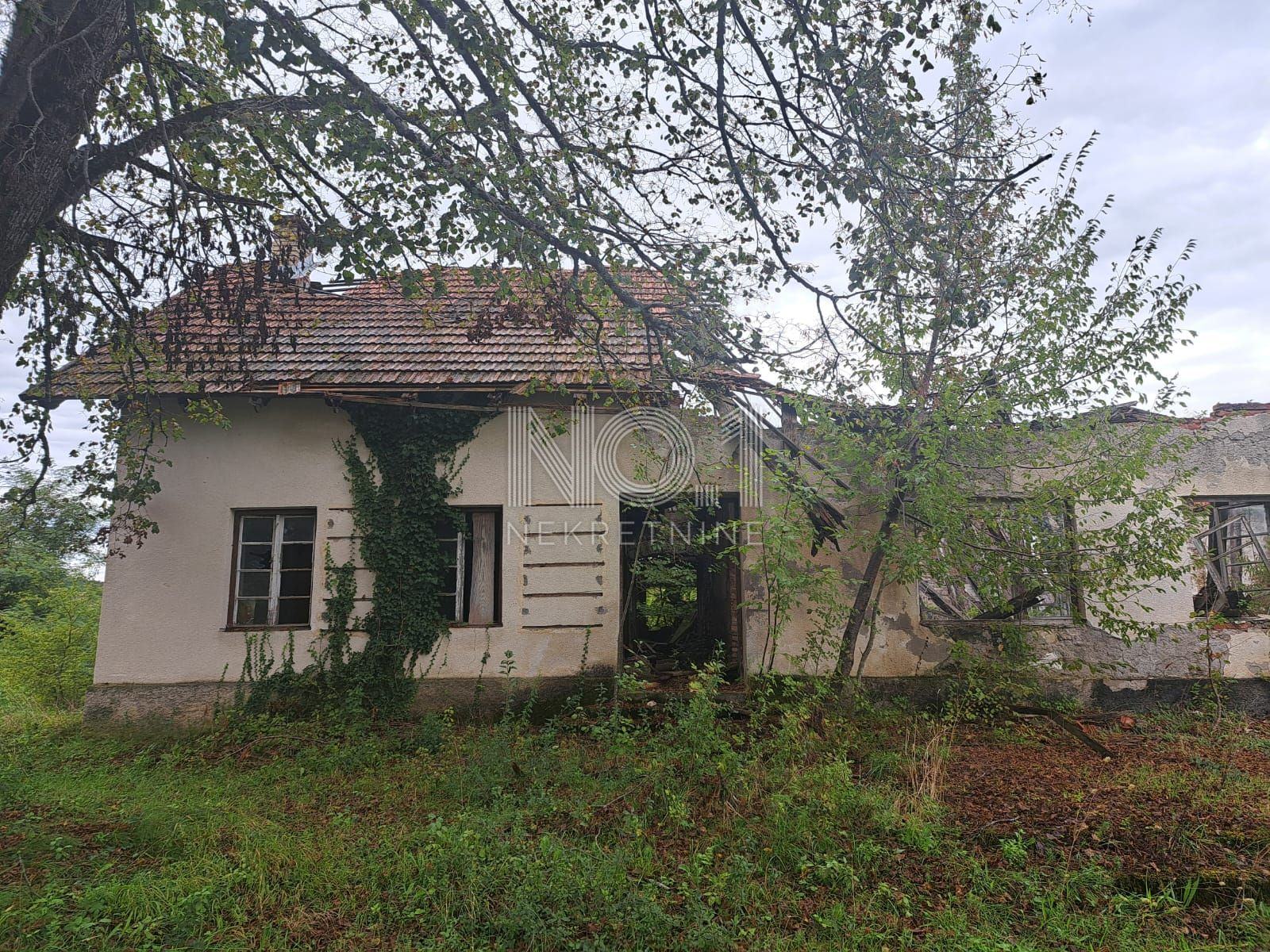 Plaški - prodaja kuće za adaptaciju s velikim zemljištem (prodaja)