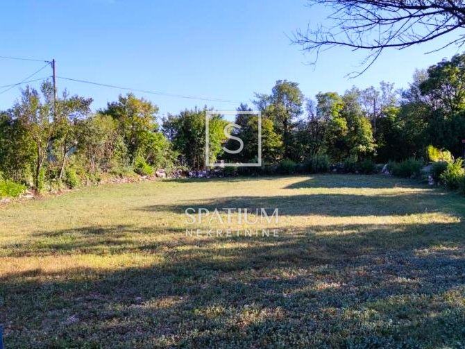 PODHUM, GRAĐEVINSKO ZEMLJIŠTE ODLIČNE KONFIGURACIJE