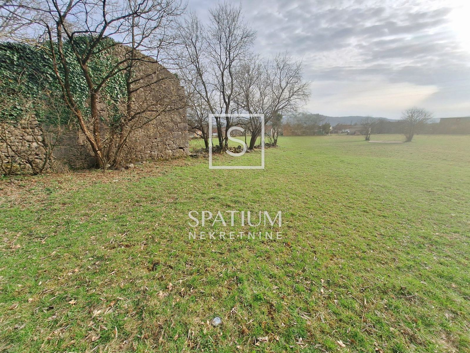 PODHUM, ZEMLJIŠTE S GRAĐEVINSKOM DOZVOLOM