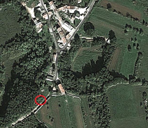 Zemljište u selu 352m2 s kućicom