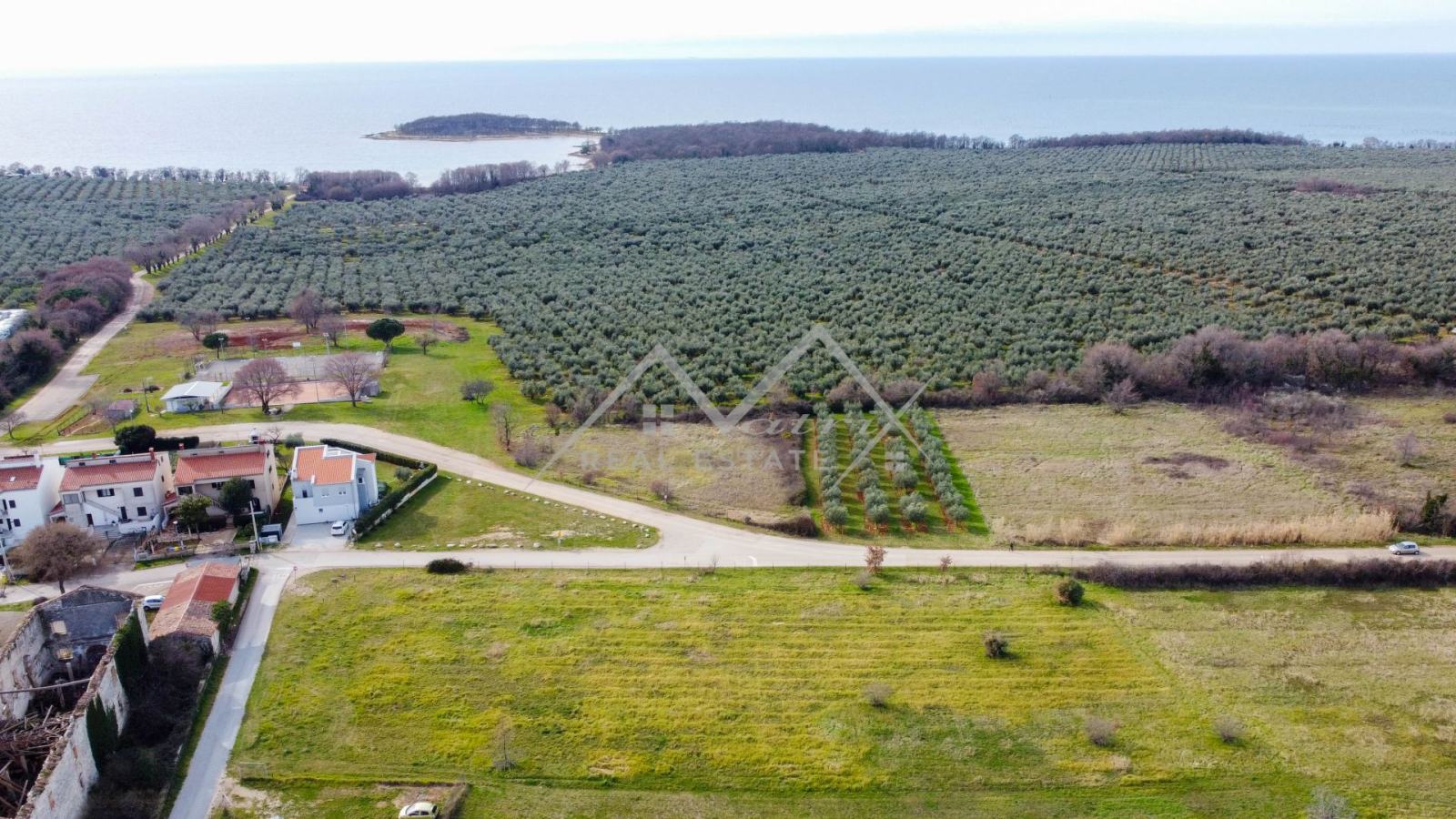 Poreč okolica, građevinsko zemljište prvi red do mora!