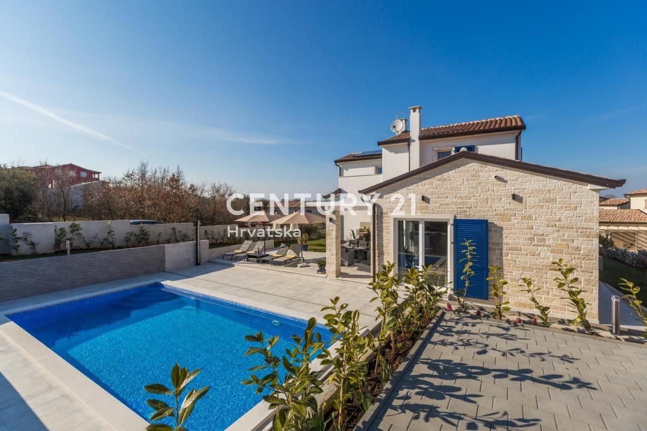 POREČ, TAR, KUĆA S BAZENOM I 3 SPAVAĆE SOBE (prodaja)
