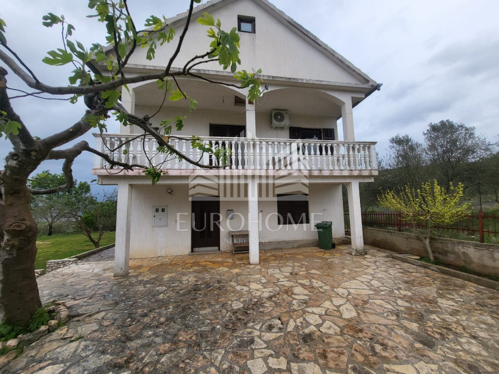 Posedarje-Podgradina;Najam kuće za radnike-min 4osobe/max 12 osoba ...