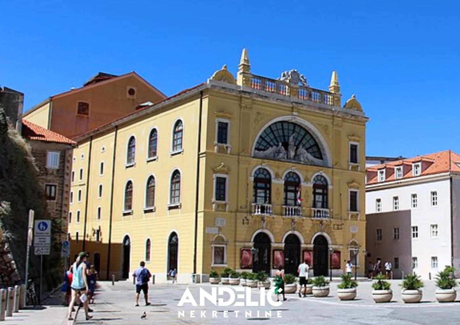 POSLOVNI PROSTOR NA FREKVENTNOJ LOKACIJI - CENTAR SPLIT (iznajmljivanje)