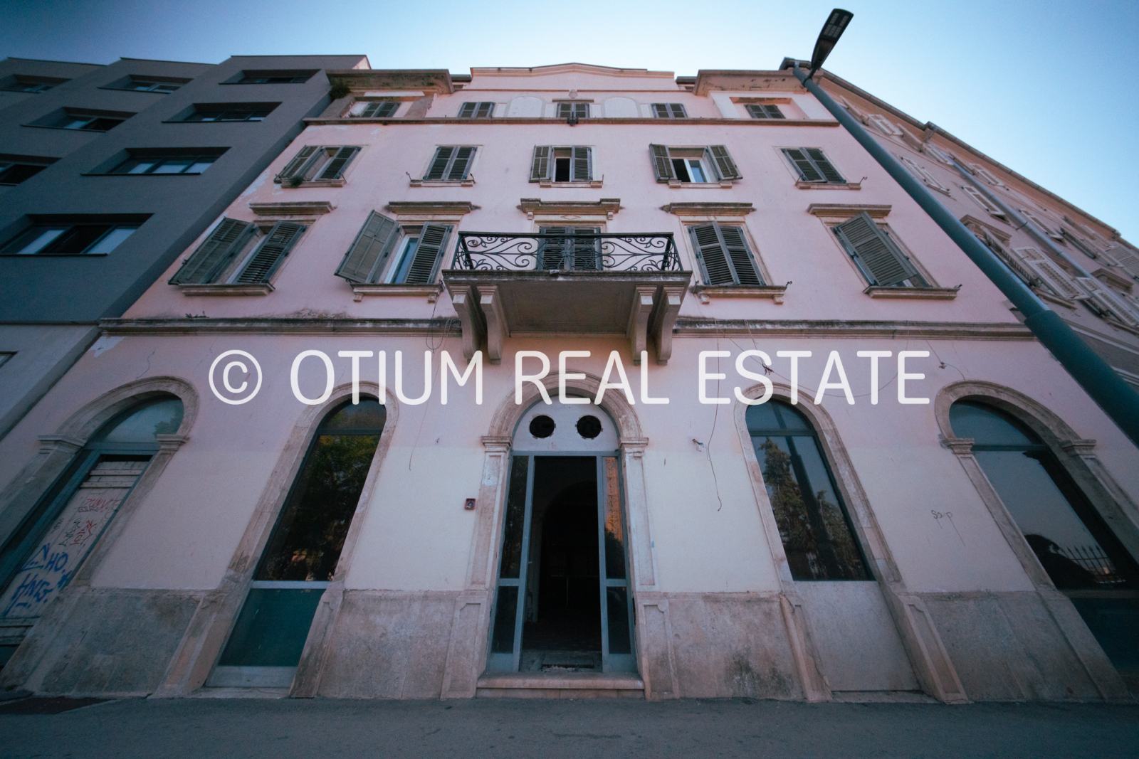 Stambeno poslovna zgrada s ugostiteljskim prostorom: Pula,780 m2 (prodaja)