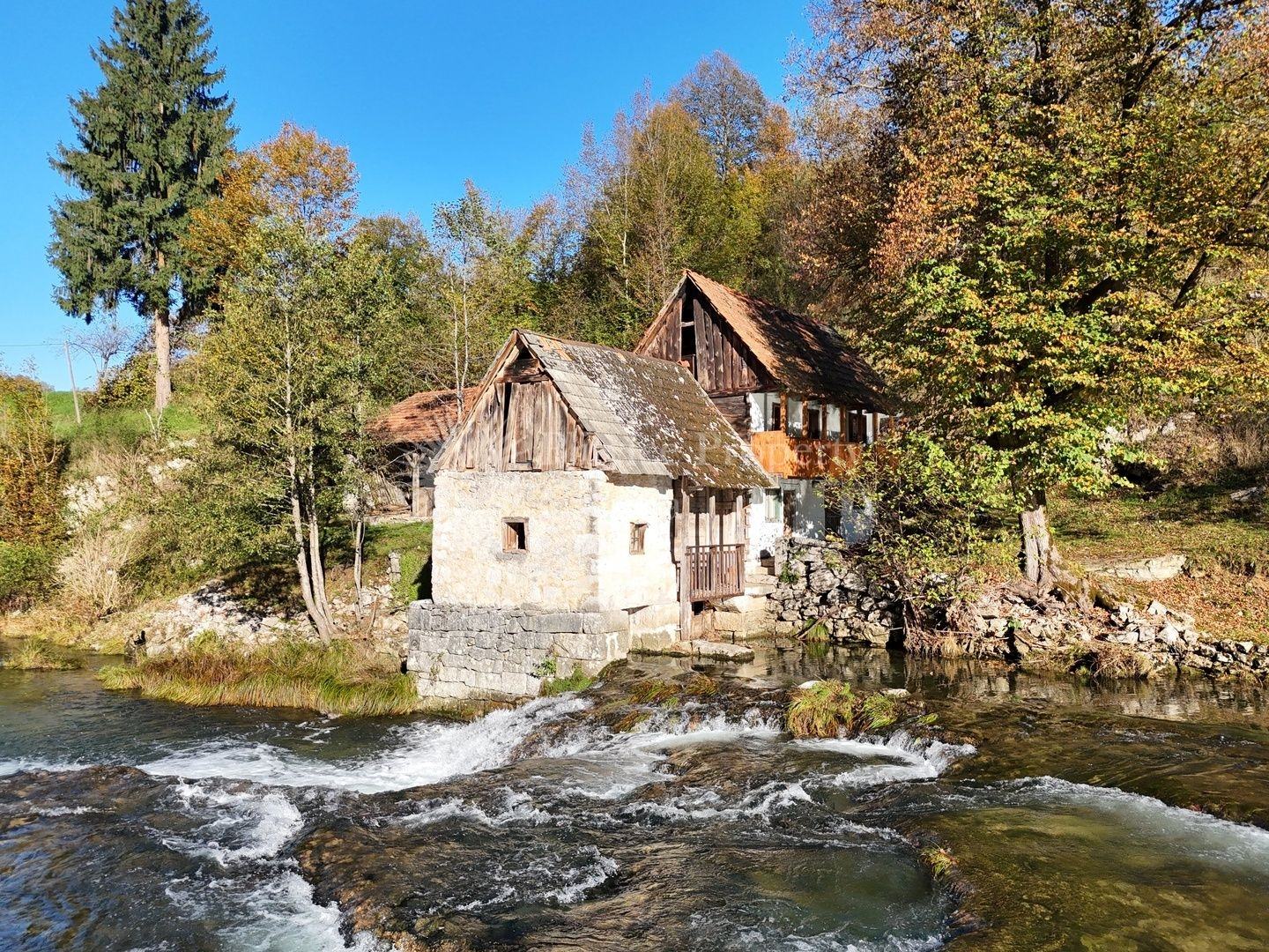 Povijesna vodenica uz rijeku s 2.4 hektara na rijeci Korani (prodaja)