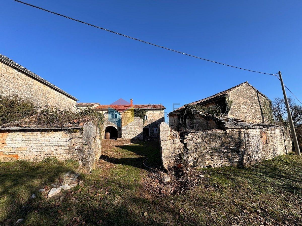 PREKASNO IMANJE SA DVIJE KAMENE KUĆE, DVA POMOĆNA OBJEKTA I PROSTRANOM ...