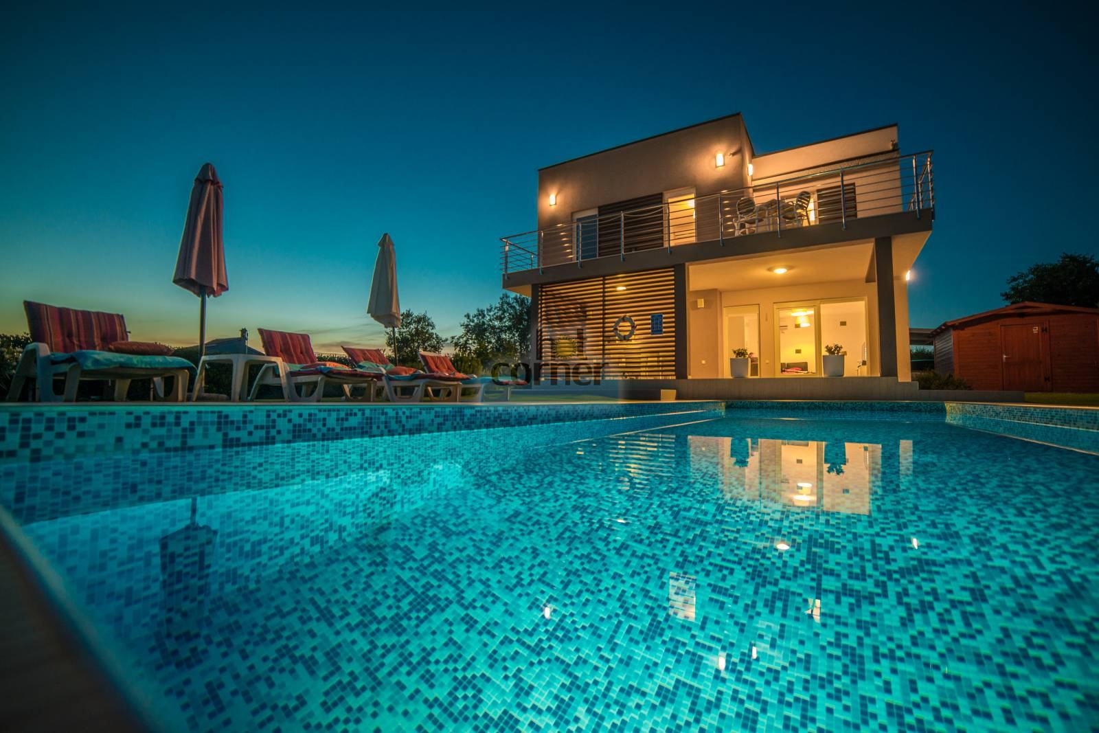 Prekrasna kuća katnica s bazenom u Galižani, pogled na more (prodaja)