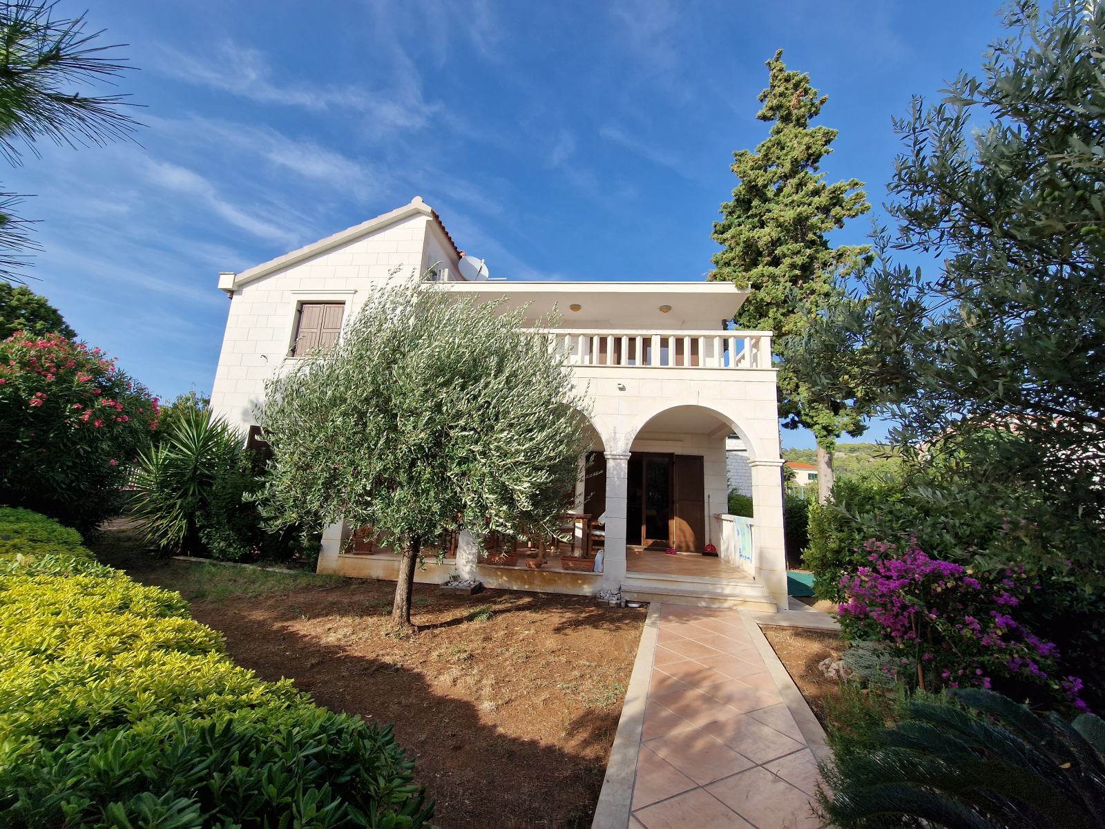 Prekrasna vila s okućnicom, prvi red do mora, Marina, Poljica! (prodaja)