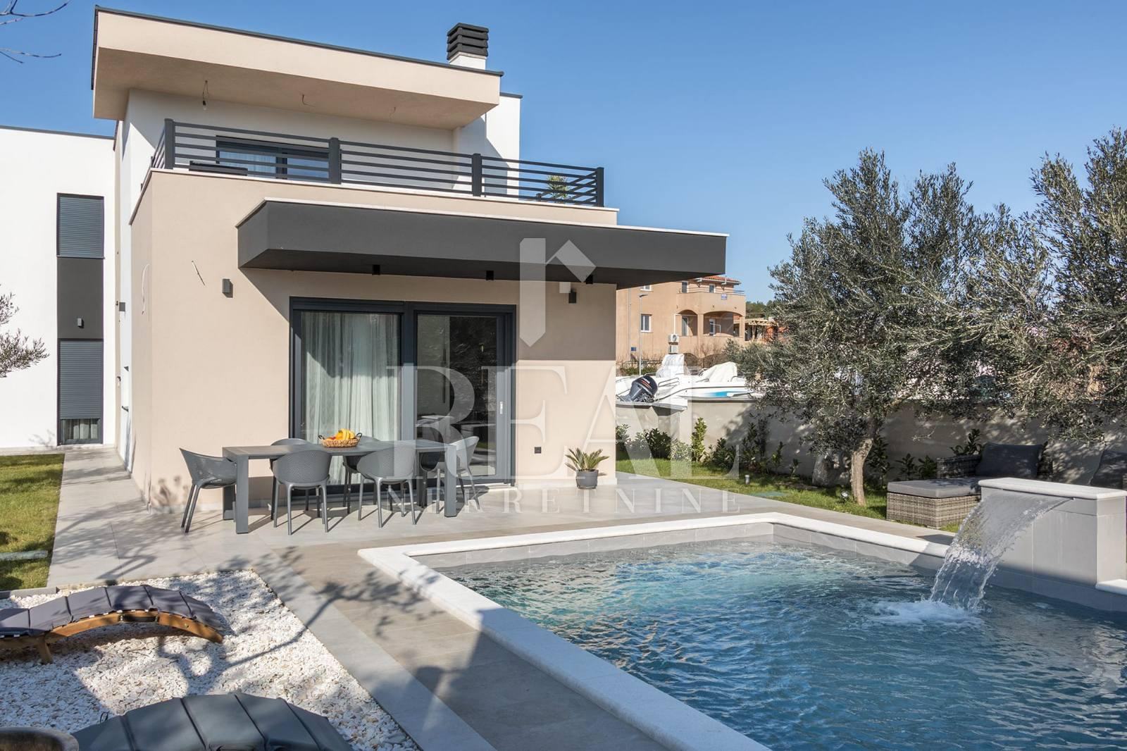 Premantura Villa 218m2,plaža 600m,punionica za el.auto (prodaja)