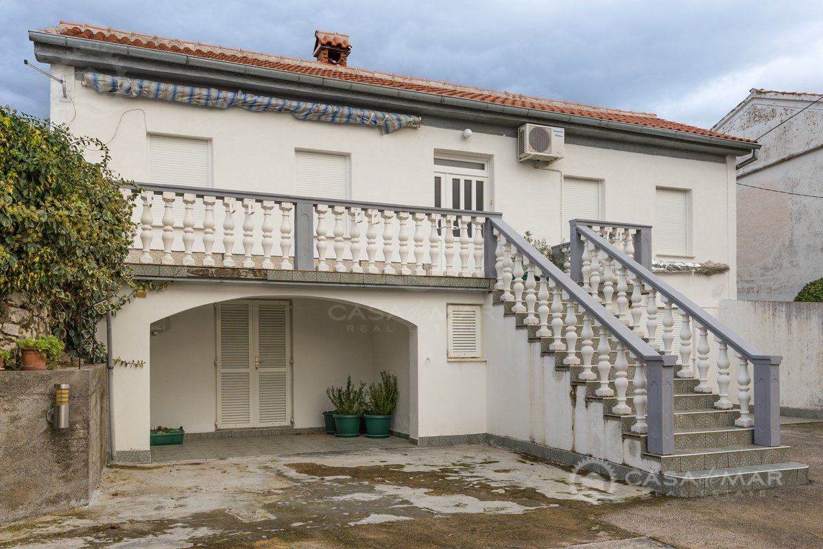 PRIMORSKA KUĆA SA TRI APARTMANA (prodaja)