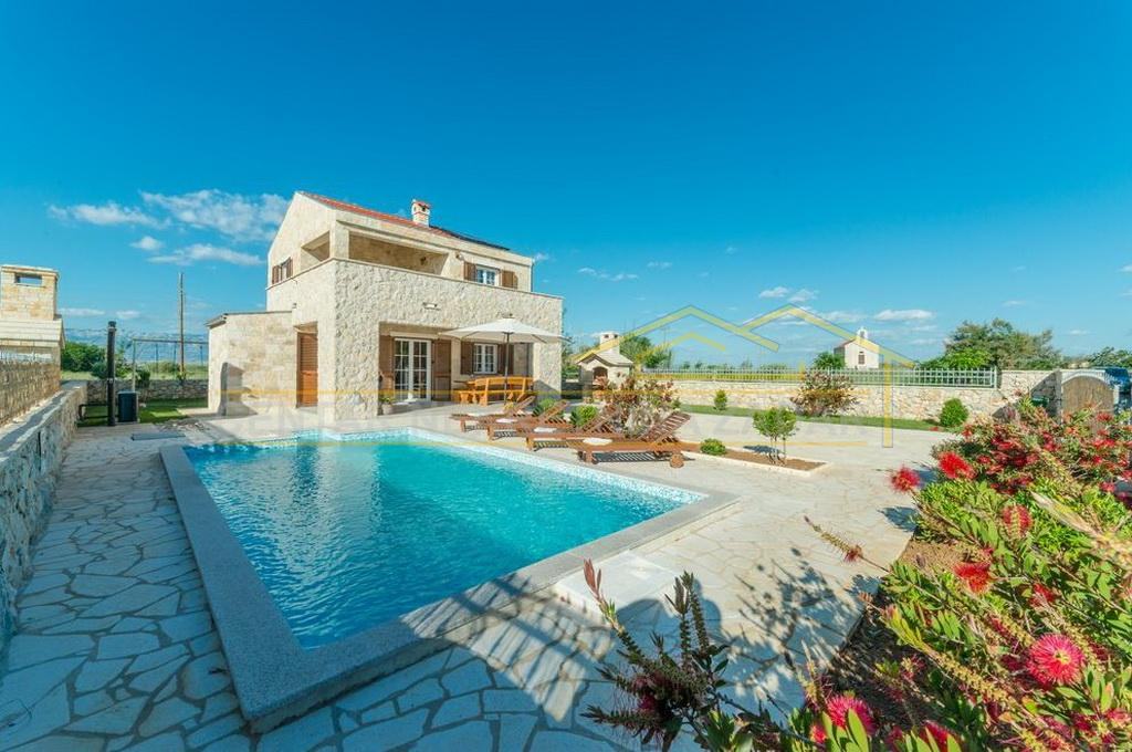 Privlaka, kamena vila s bazenom (prodaja)
