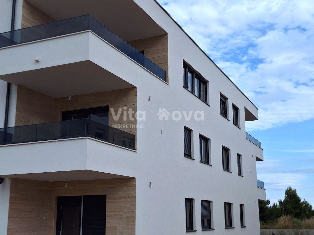 PRIVLAKA - NOVOGRADNJA, VRT, 200 M OD MORA! (prodaja)