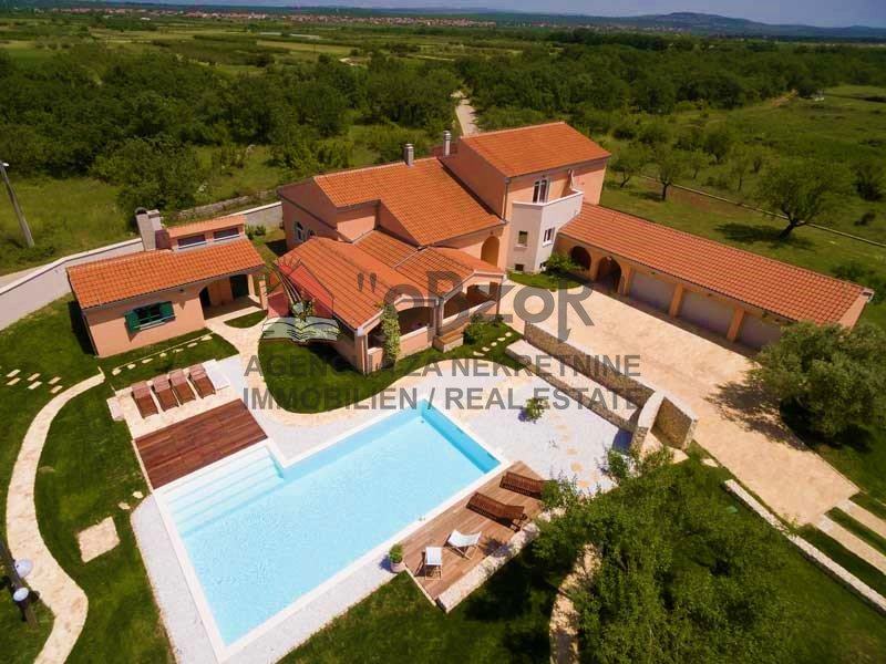 PRKOS - Luksuzna vila s bazenom na 2506m2