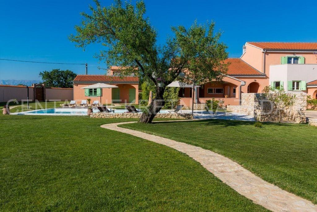 Prkos - villa s bazenom na 2506 m² zemljišta (prodaja)