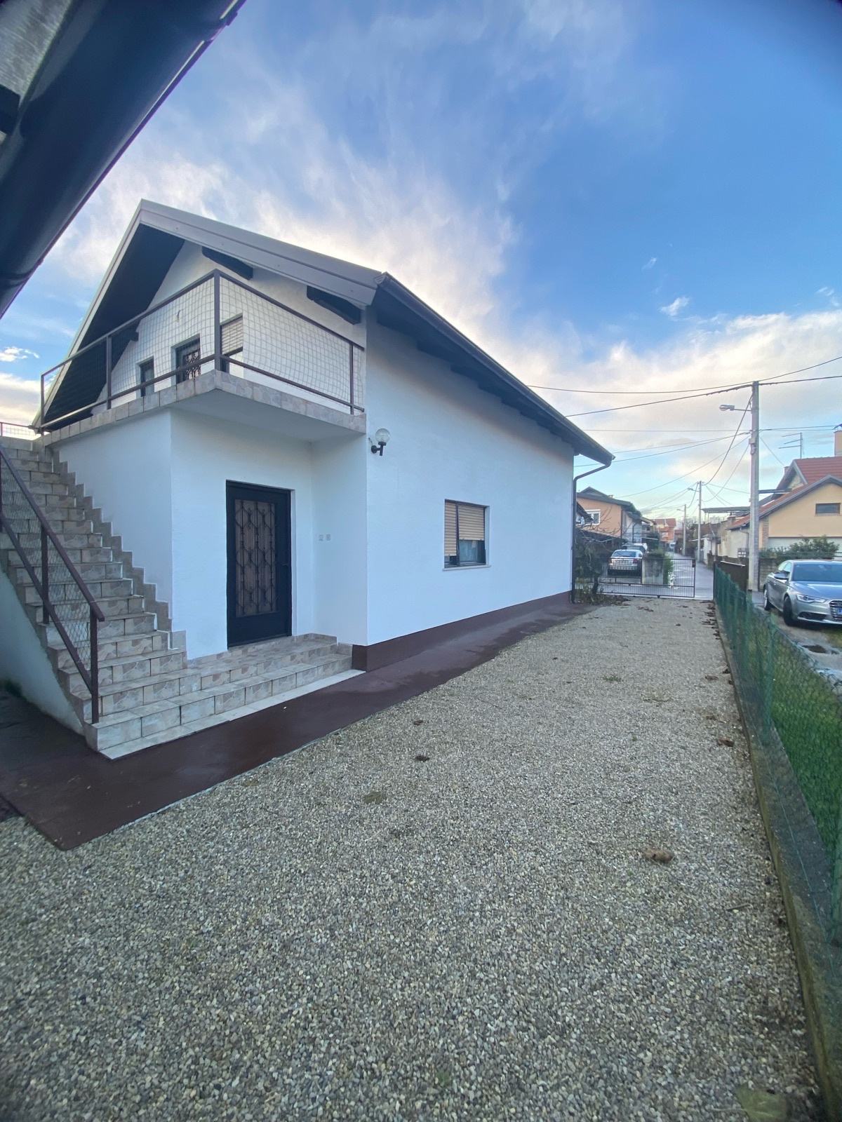 Prodaja dvije kuće u istom dvorištu, četri odvojena stana (prodaja)