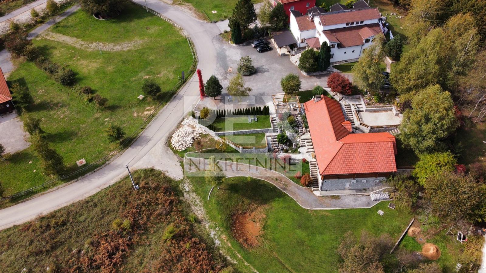 PRODAJA: Motel i restoran, Rakovica, 1742 m2 okućnice (prodaja)