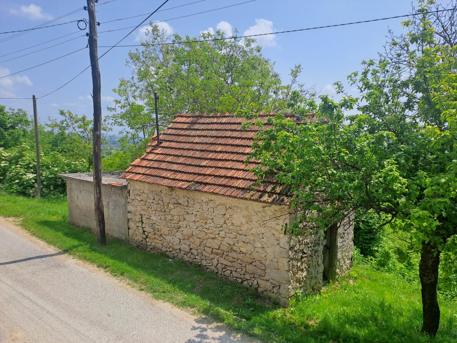 Prodajem staru kamenu kuću na prekrasnoj lokaciji za vikendicu