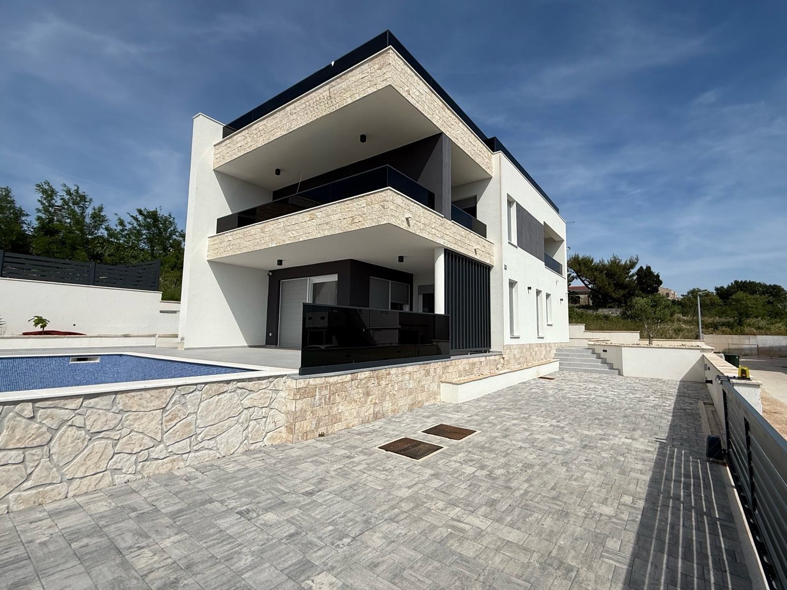 Na prodaju moderna vila s bazenom i pogledom na more - Rtina, Miočići ...