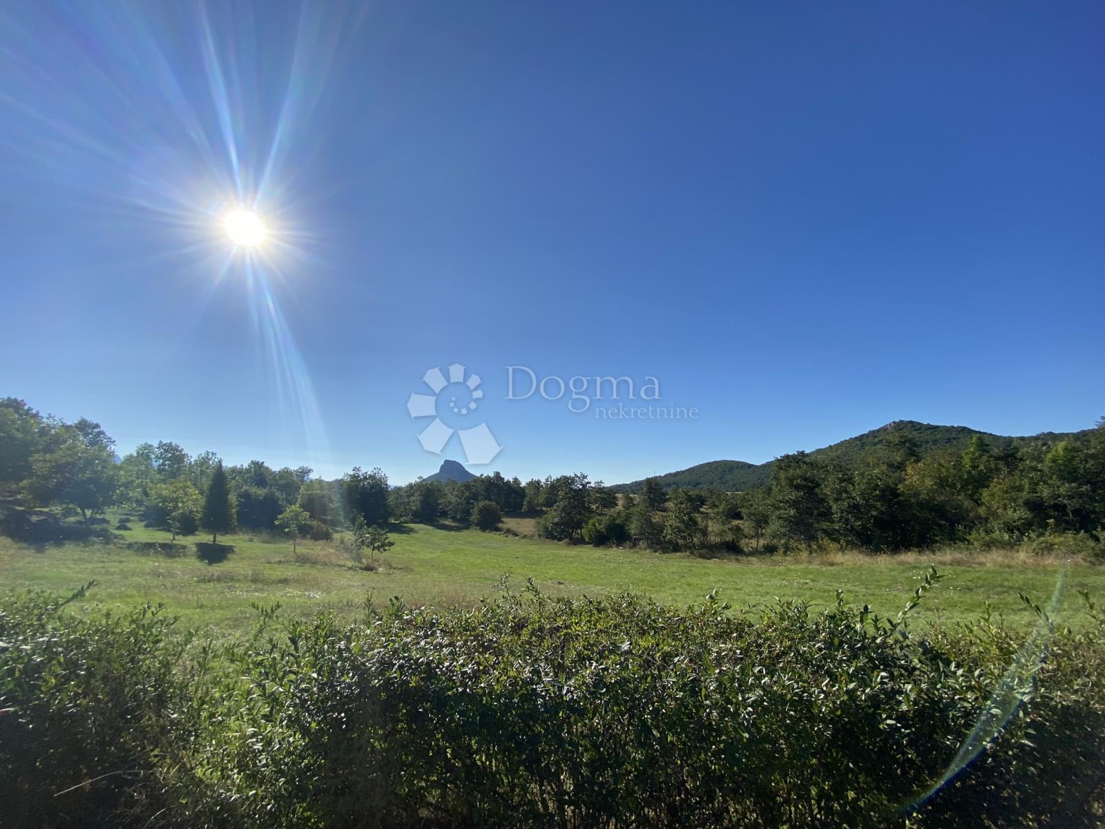 Na prodaju poljoprivredno zemljište u predivnom kraju Like!