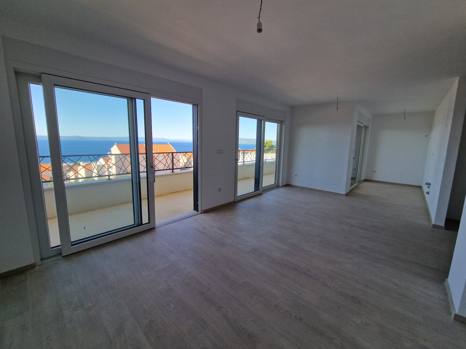 Prostran 3-soban stan 104m2, novoizgrađena zgrada, Veliko Brdo! (prodaja)