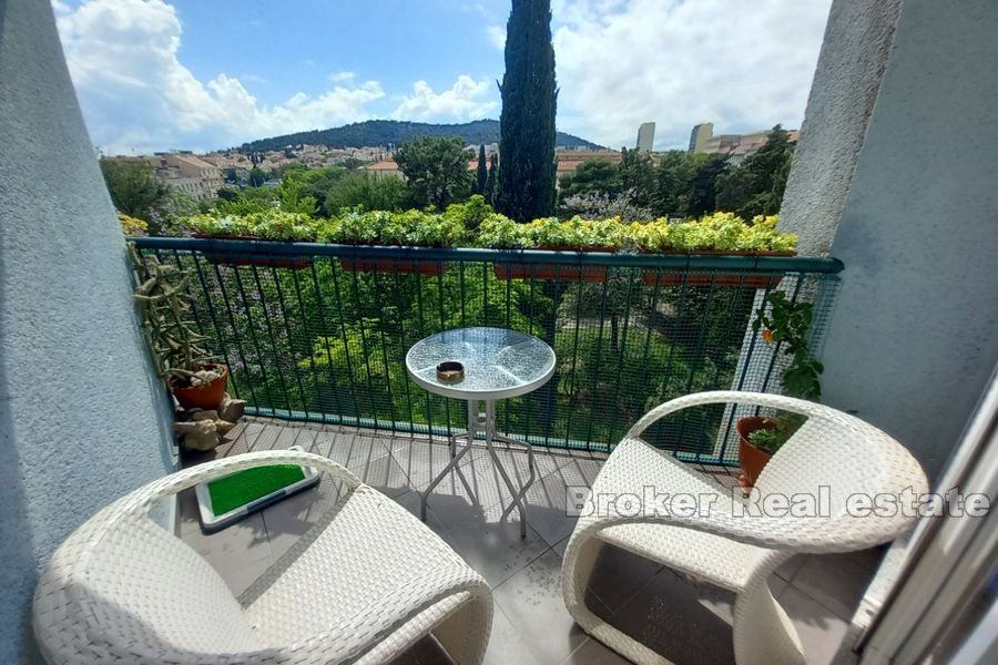 Prostran dvosoban stan (prodaja)