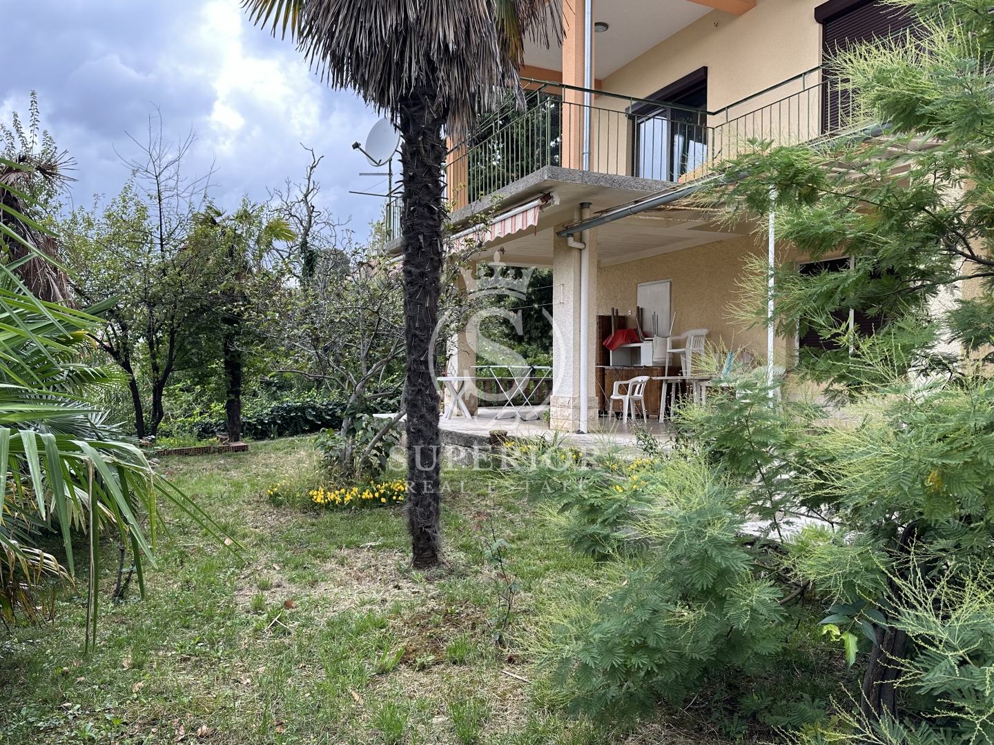 Prostran stan uz more s vrtom i garažom – Kantrida (prodaja)