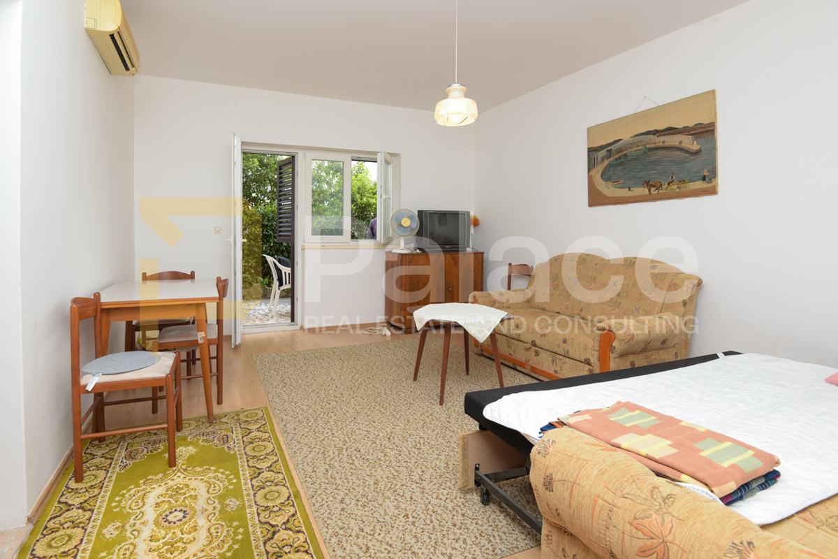 Prostran stan za najam s dvorištem i parkirnim mjestom - Podsolarsko ...