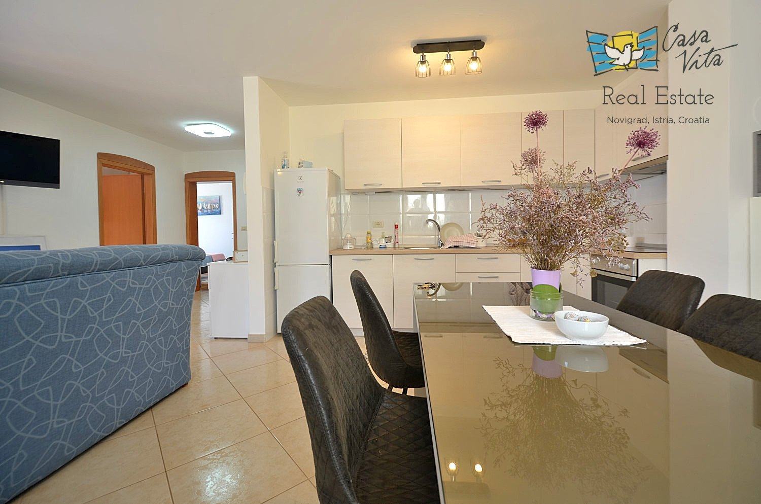 Prostran stan u Novigradu sa gražom! (prodaja)